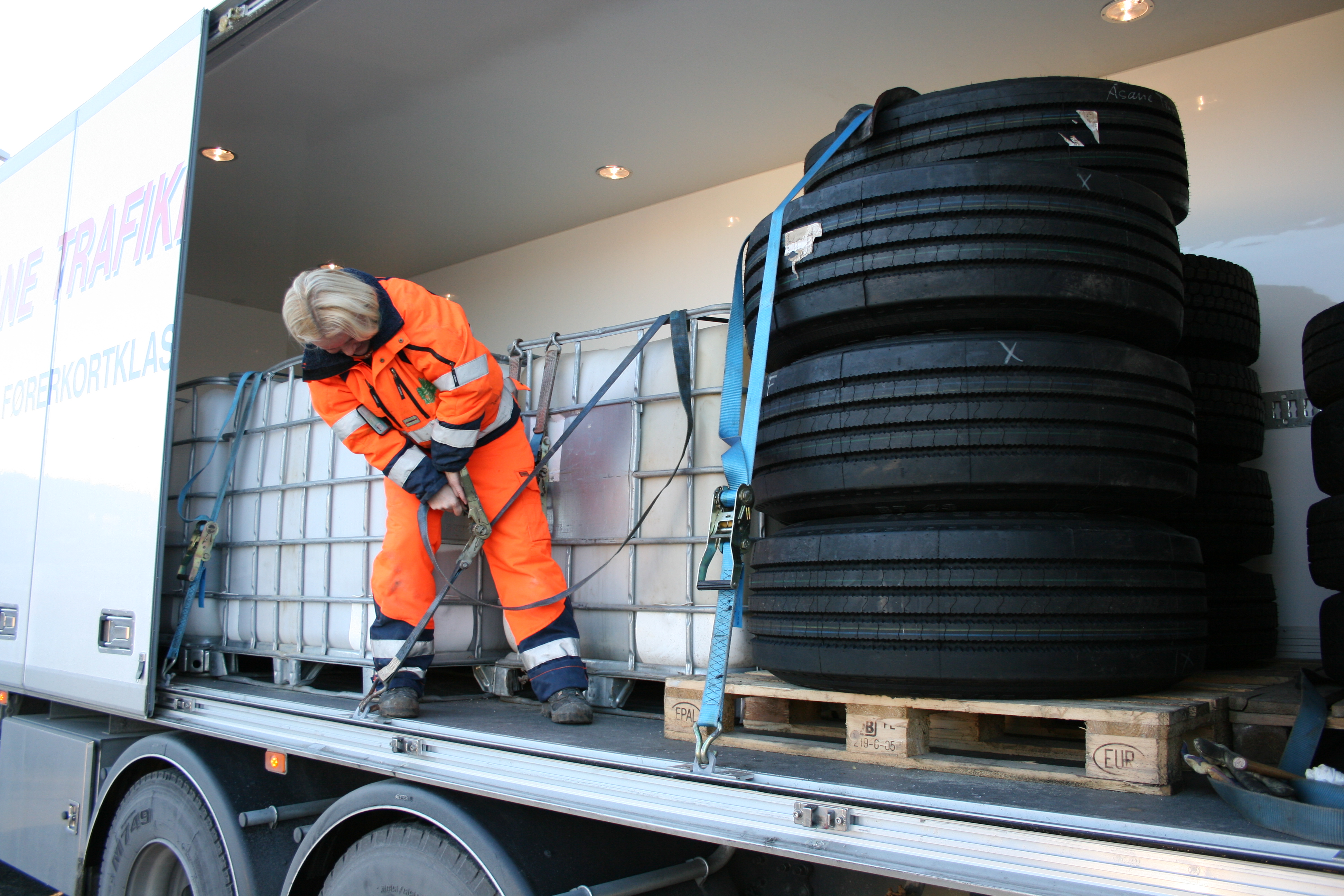 Regler for lastsikring på bil - Transport, logistikk og ...